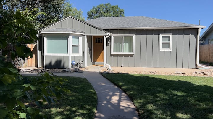 Cozy Home W/ Large Fenced Yard And Two Car Garage - Denver, CO