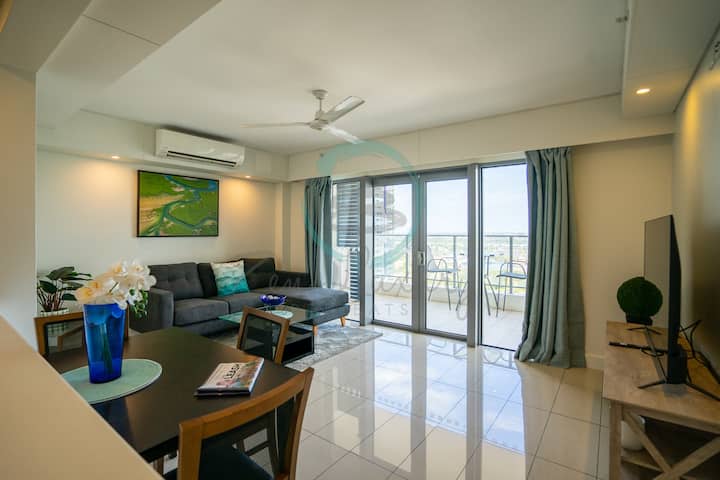 Shoreline Serenity: Skyline View ~ Gym ~ Pool - Darwin