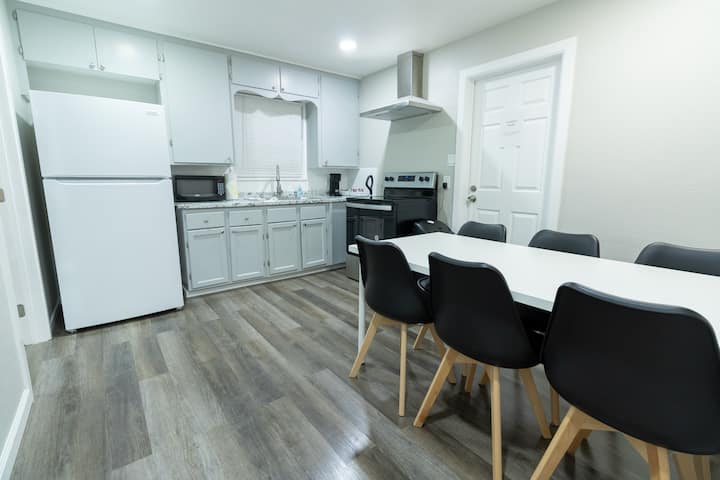 King + 3x Queen / / Laundry + Kitchen / / Backyard - 헤멧