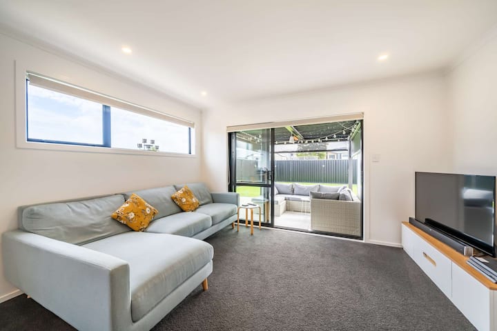 Sunny Luxury Living House - Upper Hutt