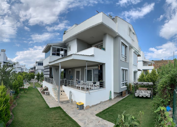 Villa ÇAndarlı | Tripleks , Müstakil Bahçeli - Bademli