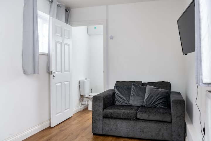 En-suite Apartment, Fully Equipped Kitchen - Swansea, UK