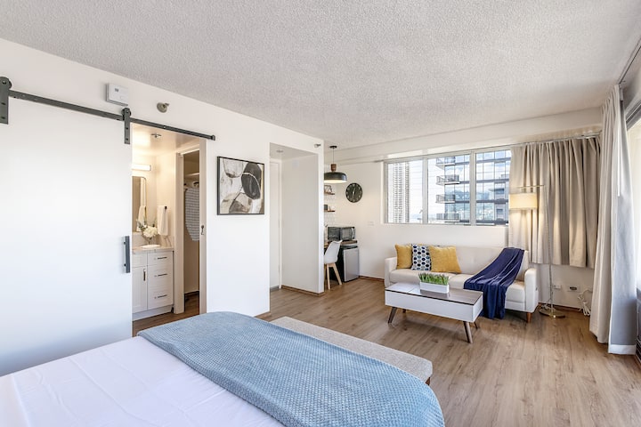 Quaint Studio In Central Waikiki - Honolulu, HI