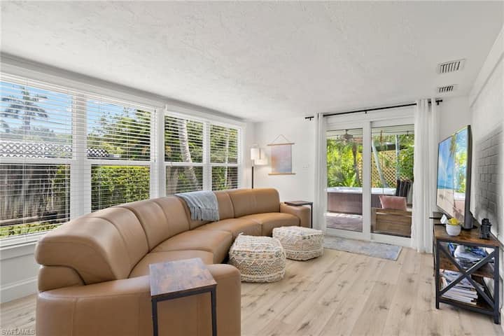 Naples Bungalow-perfectly Located & Pet Friendly - Naples, FL