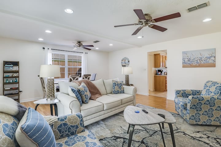 Cozy Cottage Near Beach Sleeps 9 - Biloxi, MS