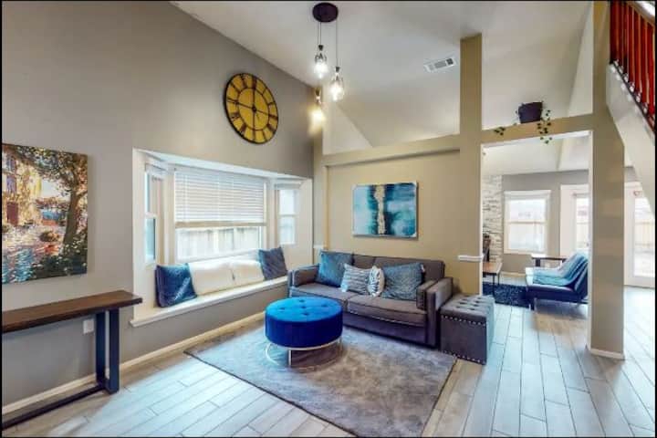 The Howdy Home - Universal City, TX