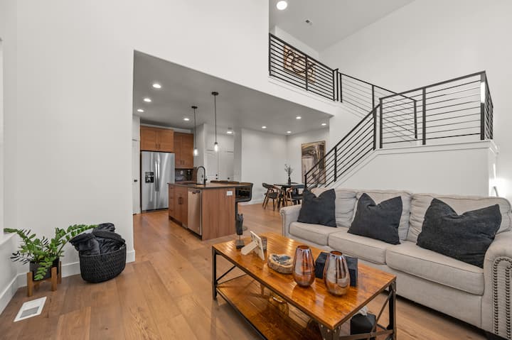 *New *18' Ceiling *Modern *Pet Friendly - Lehi, UT