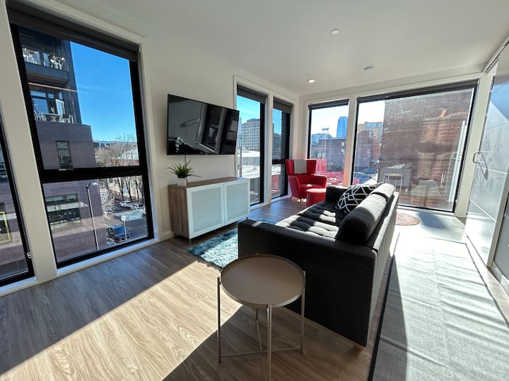 Corner One Bedroom With Views! - Portland, OR