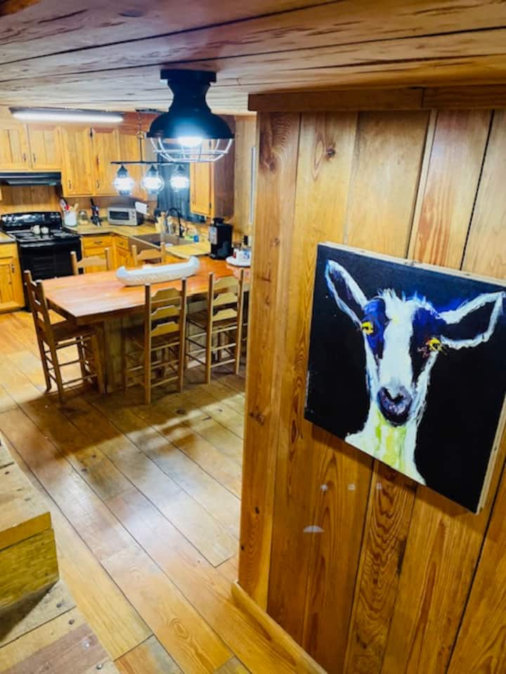 Creekside Cabin With Goats - Mississippi