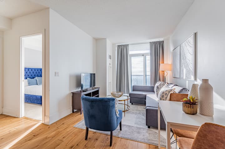Spacious 1 Bedroom+ Den, 1 Bath Condo/ Square One - Mississauga