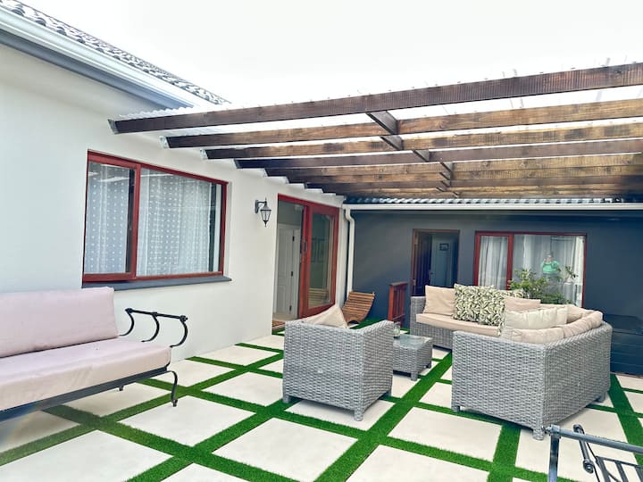 Beautifully Decorated Twin Bedded Room 1 - Knysna