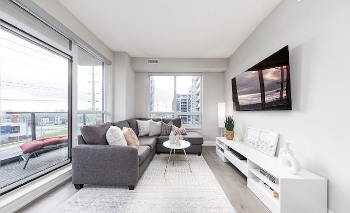 Executive 2+1 Condo W/ Parking - Markham