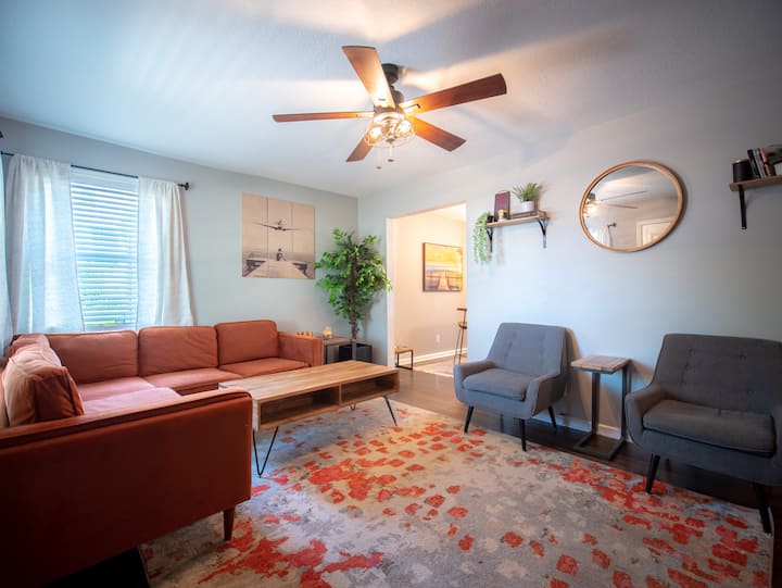 Walkable Kc House: 3br Near Shops & Dining - Kansas City, KS