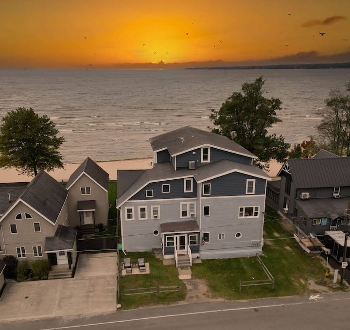Historic Oneida Lakefront Home 14/br Sleeps 42! - Verona, NY