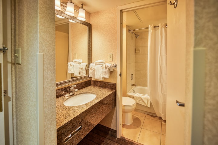 Amenida Residences, King Size Bed Room - Calgary
