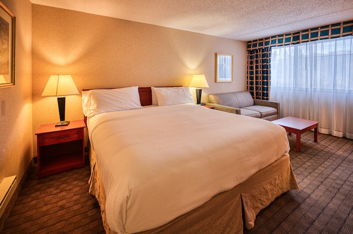 Amenida Residences, King Size Bed Room - Calgary