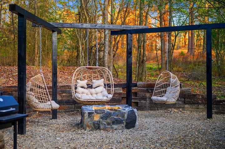 Farmhouse Romance: Fire Pit Swings, Hot Tub, Pets - Oklahoma