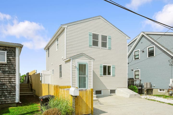Island Park Waterfront Cottage - Tiverton