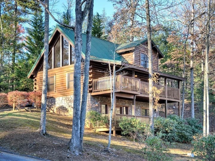 Black Bear Falls Cabin~2ml Dwtn, Hot Tub Game Room - 