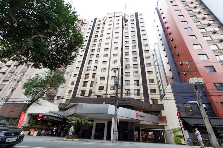 104 - Apartamento Central Com Estacionamento - Curitiba