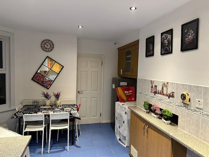 Triple Room Next To Metro Station Close Central - Londen