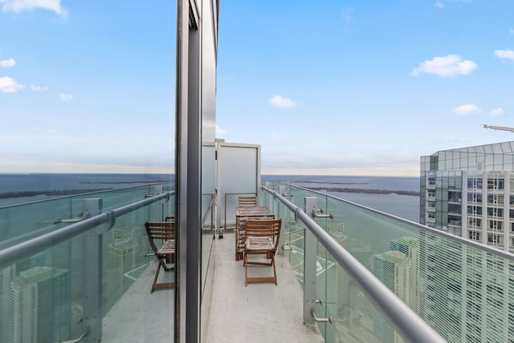 2br Waterfront Skyline Condo + Free Parking - Toronto