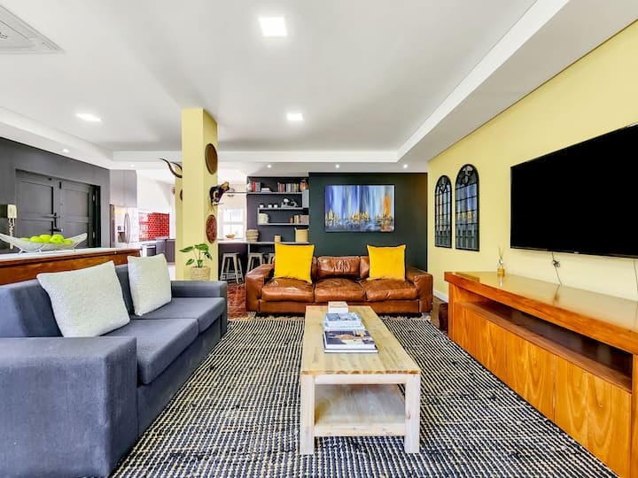 Spacious Family Apartment Near Beach With Inverter - Camps Bay