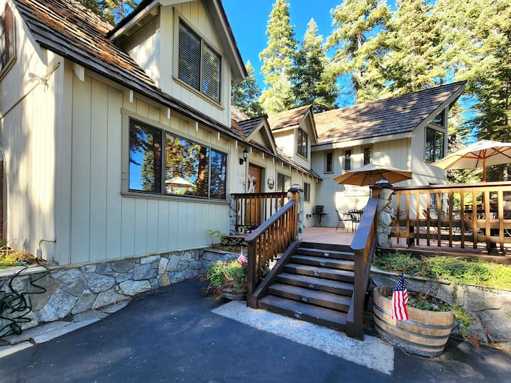 Tahoe's Bear Den W/ Lake Views & Jet Tub - Lake Tahoe