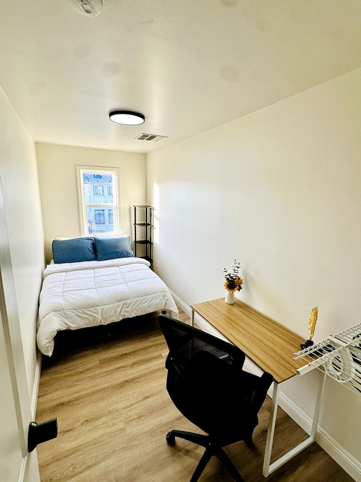 Private Room In Prime La - Hollywood, CA