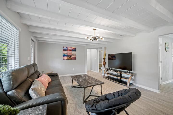 Roomy 3br Near Beach | Patio | Top Location - Clearwater, FL