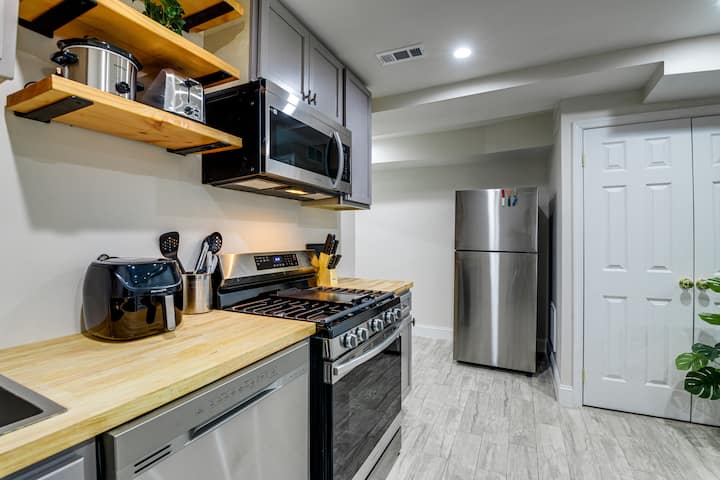 Pet Friendly, Washer/dryer, & Private Parking. - Baltimore, MD