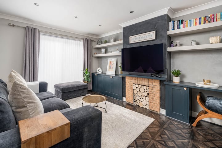 Stylish Modern 3 Bed House With Parking - Ruislip