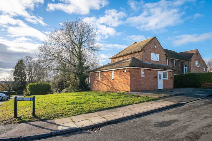 Stylish Modern 3 Bed House With Parking - Chesham United Football Club