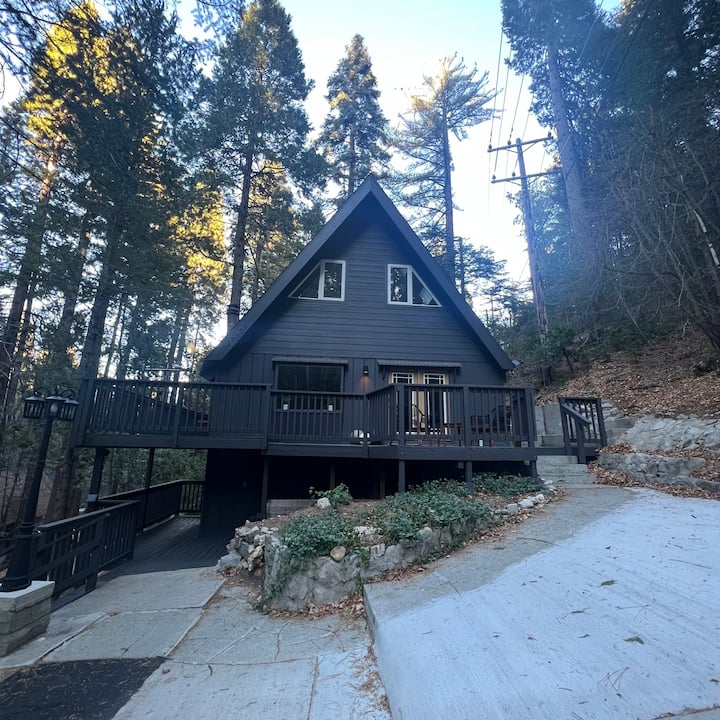 Lake Arrowhead Lux Black Cabin - San Bernardino, CA