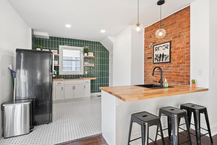 Mid-century Entertainer! Pickleball Court & Hottub - Columbus, OH