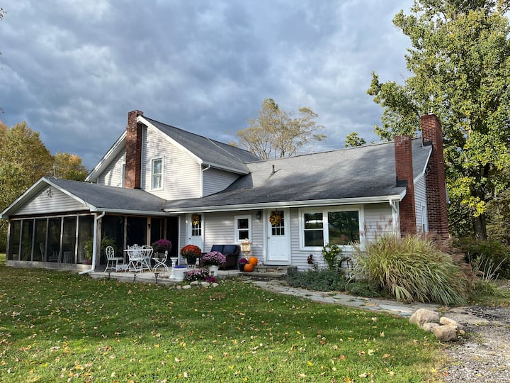 Cozy Farmhouse On 13 Acres - Bainbridge, OH