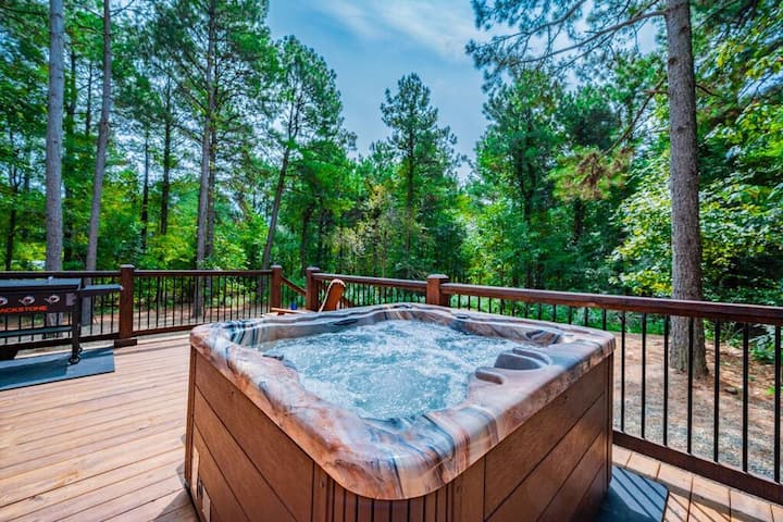 Trains I Missed: Hot Tub & Outdoor Amenities - Hochatown, OK