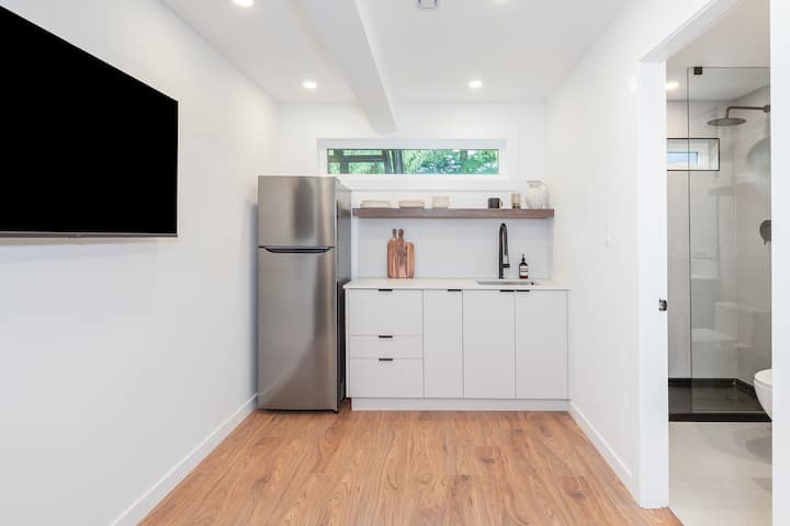 New, Modern & Clean Luxury Studio Suite With Ac! - Canada