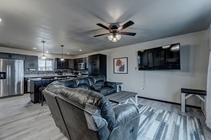 Mini-rushmore Home, High On Hill Over Rapid City! - South Dakota