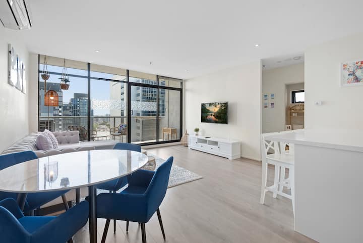 Modern Apartment With City View - Carlton