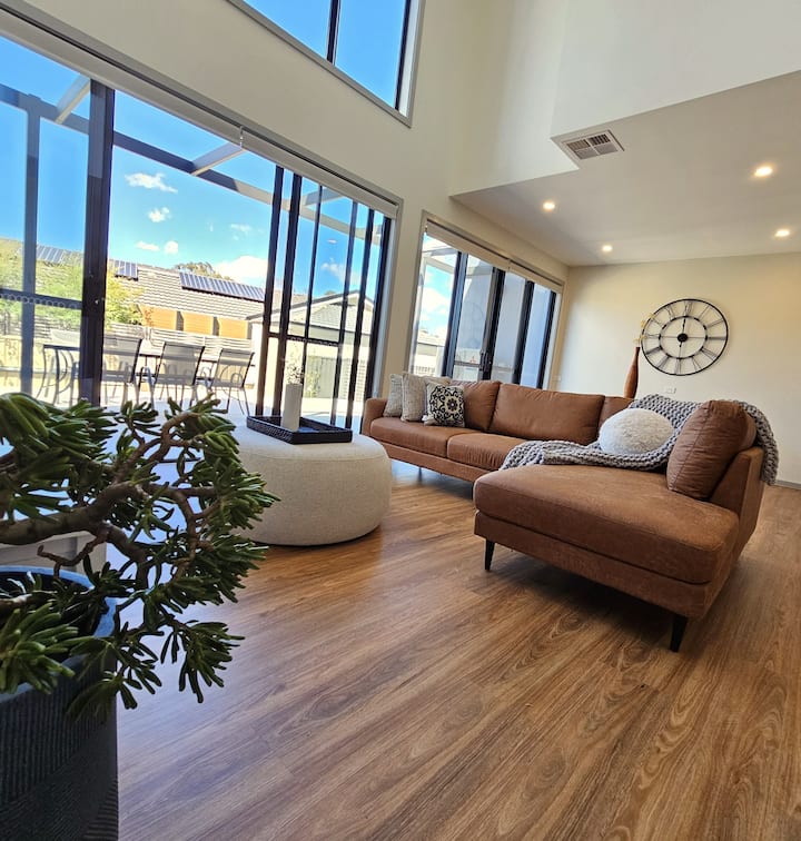 Comtemporary 4bedrm Townhouse With 2 Car Garage - Canberra