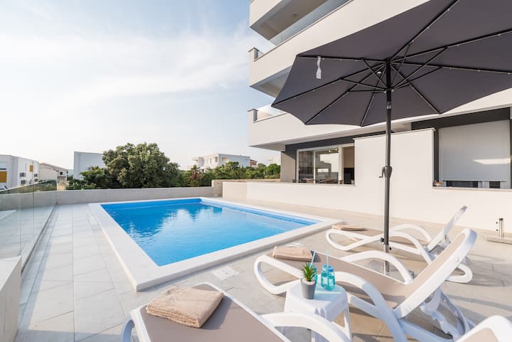 Dino 3, Brand New Apartment With A Pool - Novalja
