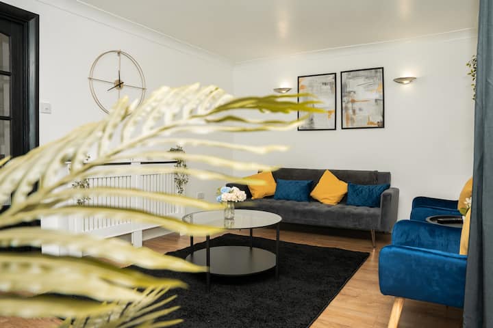 Modern 3 Bed House With Parking Suits Contractors - Leeds