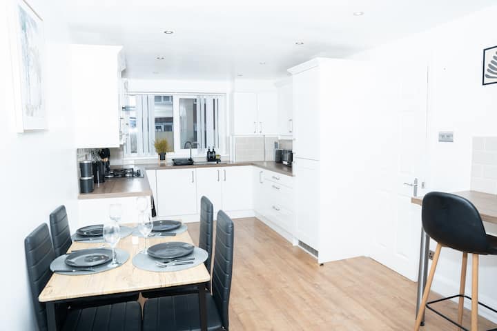 Modern 3 Bed House With Parking Suits Contractors - Leeds