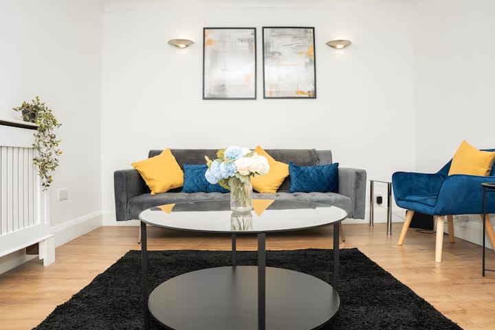 Modern 3 Bed House With Parking Suits Contractors - Leeds
