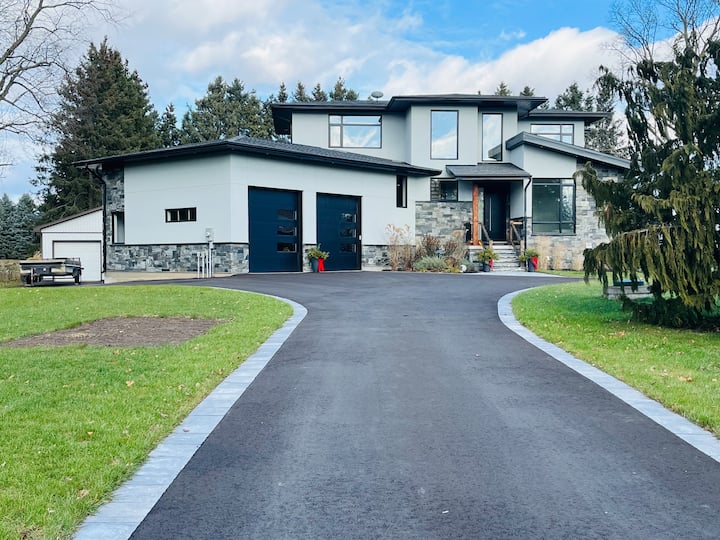 Large Modern Luxury Suite - Hamilton