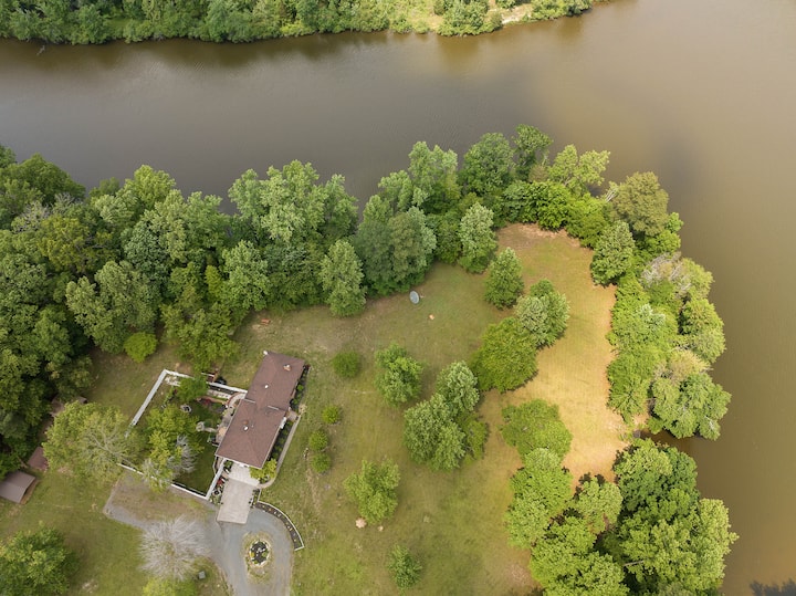 Lakefront Villa On Lake Orange Va - Lake Anna, VA