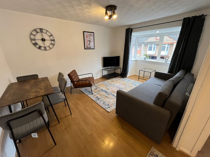 2 Bedroom Flat, Convenient Location, St Denys - Southampton, UK