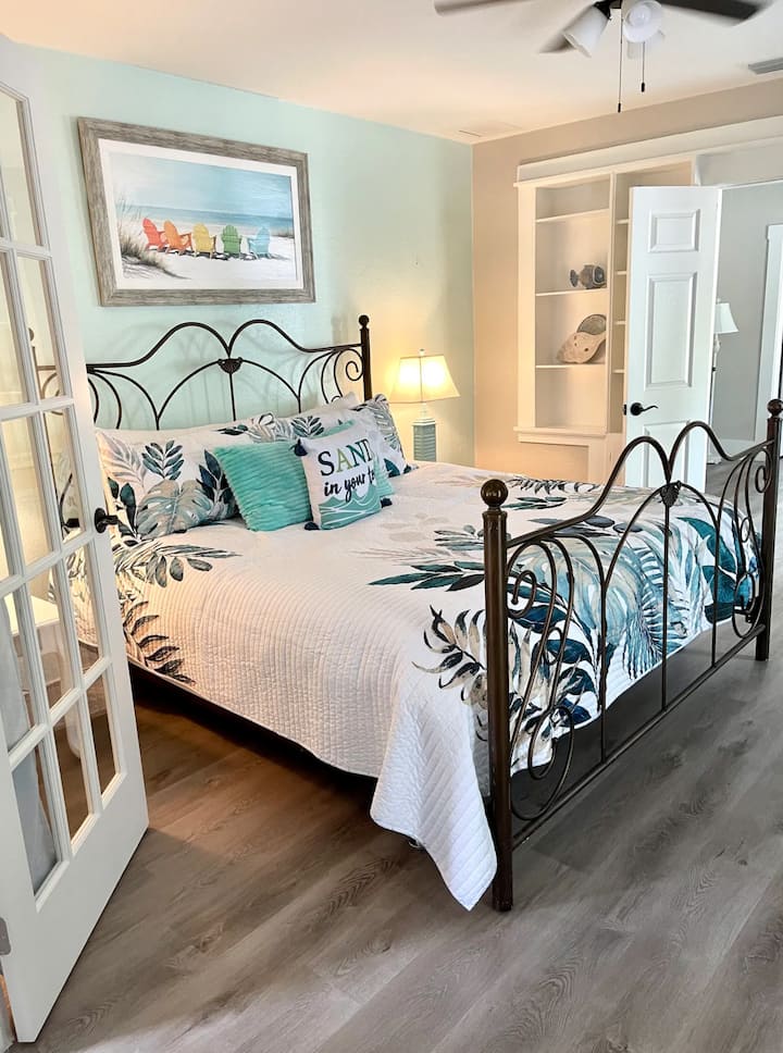 Tropical Cottage Near River District & Beaches! - Fort Myers, FL