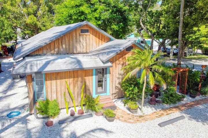 Tropical Cottage Near River District & Beaches! - Fort Myers, FL